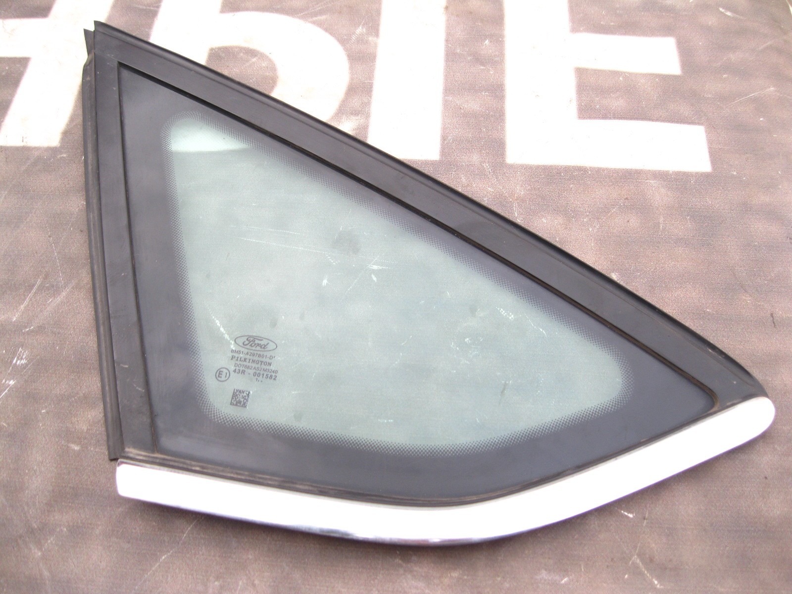 Ford Focus 3 Стекло глухое левое. Купить по низкой цене на разборке. ID1727