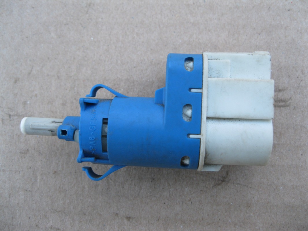 Ford Focus 2 Датчик включения стоп-сигнала. Купить по низкой цене на ...