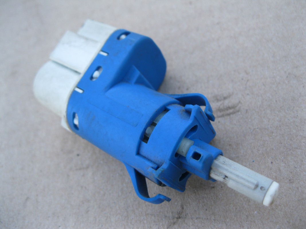 Ford Focus 2 Датчик включения стоп-сигнала. Купить по низкой цене на ...