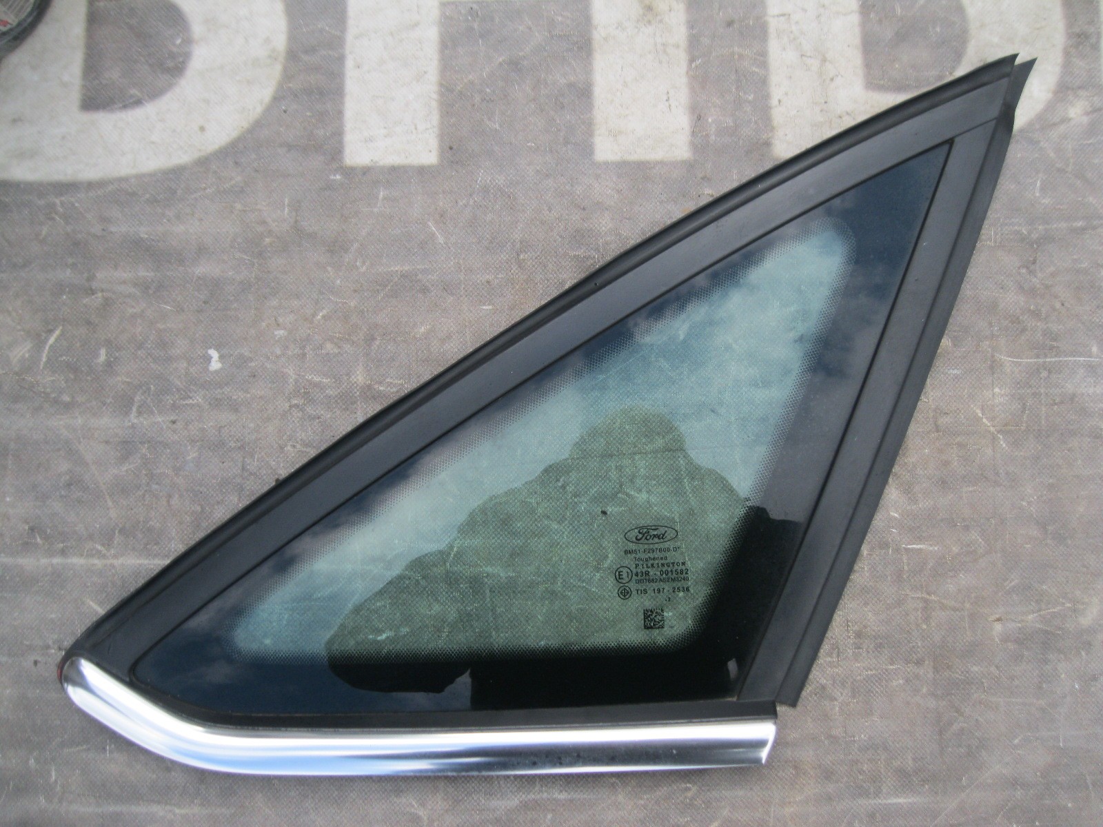Ford Focus 3 Стекло глухое правое. Купить по низкой цене на разборке ...