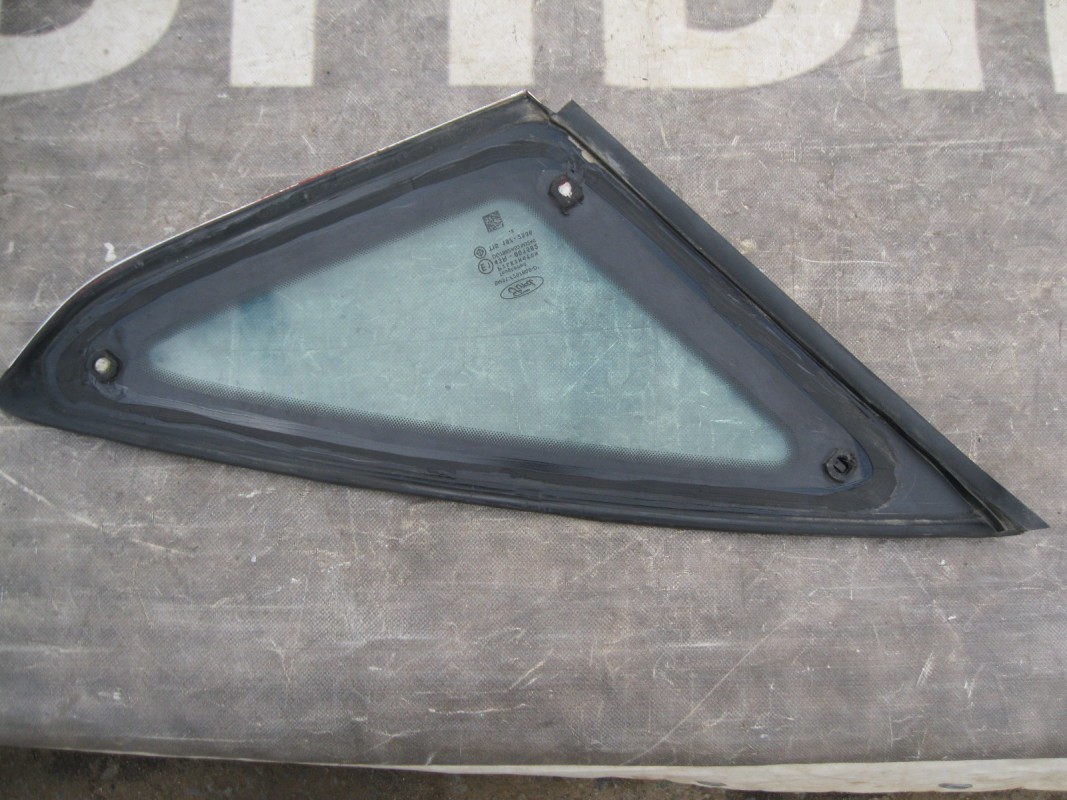 Ford Focus 3 Стекло глухое правое. Купить по низкой цене на разборке ...